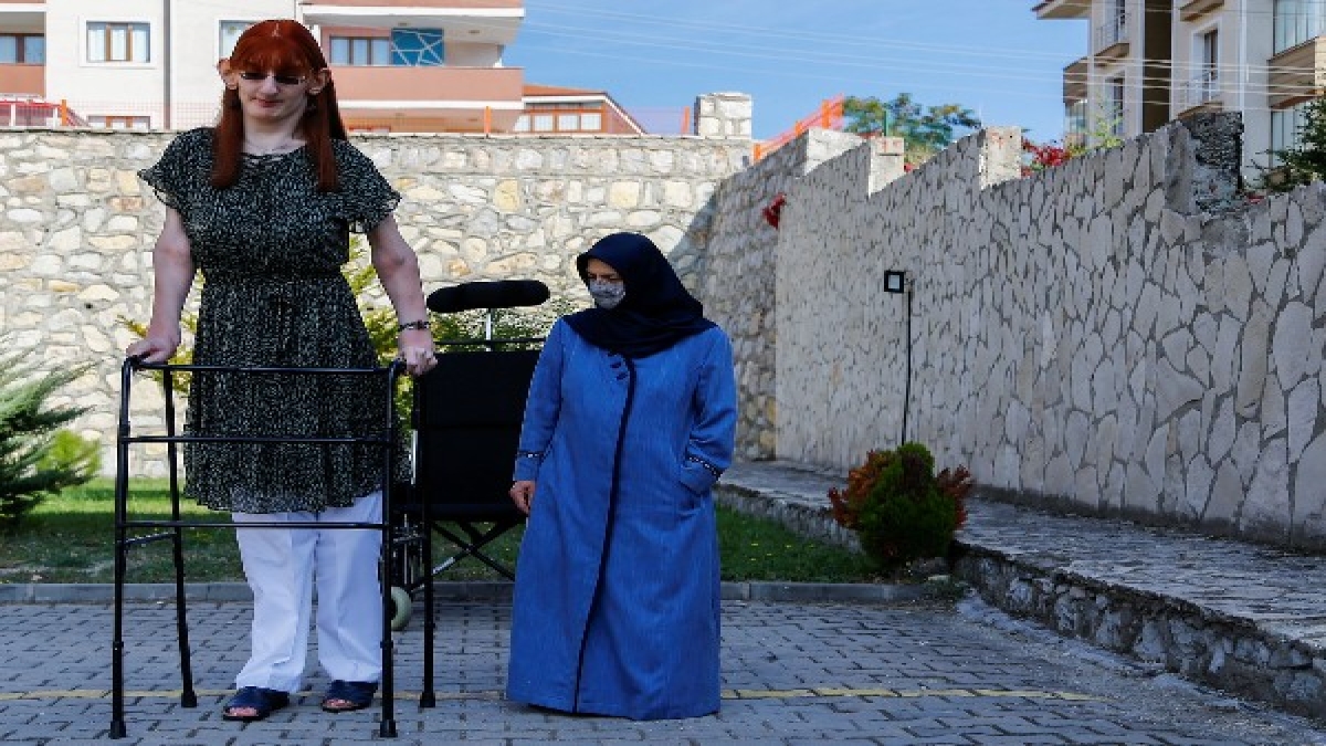 World Tallest Living Woman :रुमेसा गेलगी का दो बार गिनीज वर्ल्ड ...