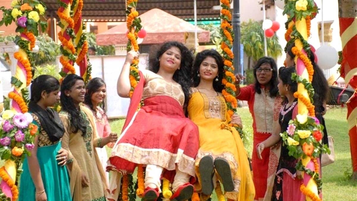 Menstrual Rituals: कहीं भोज तो कहीं दुल्‍हन सा शृंगार, इन जगहों पर ...