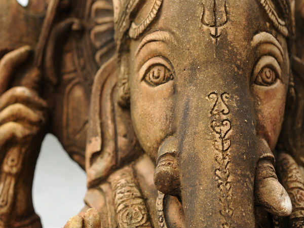 मिट्टी से बनीं मूर्तियों की ऐसे करें सफाई | Tips To Clean Mud Idols ...