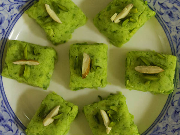 ऐसे बनाएं हरे मटर की टेस्‍टी बर्फी | Green Peas and Pista Burfi - Hindi ...