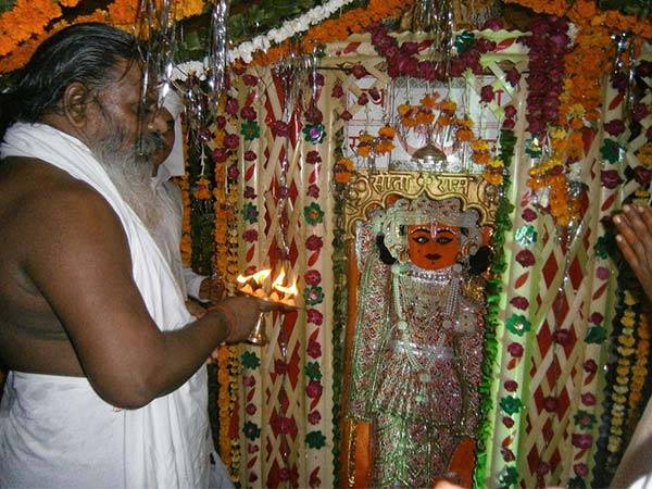 ये है डॉक्‍टर हनुमान का मंदिर सिर्फ भभूति से ही हो जाता है कैंसर का ...