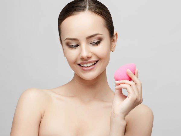 Makeup Mistake ब्यूटी ब्लेंडर का इस्तेमाल करते हुए न करें ये गलतियां