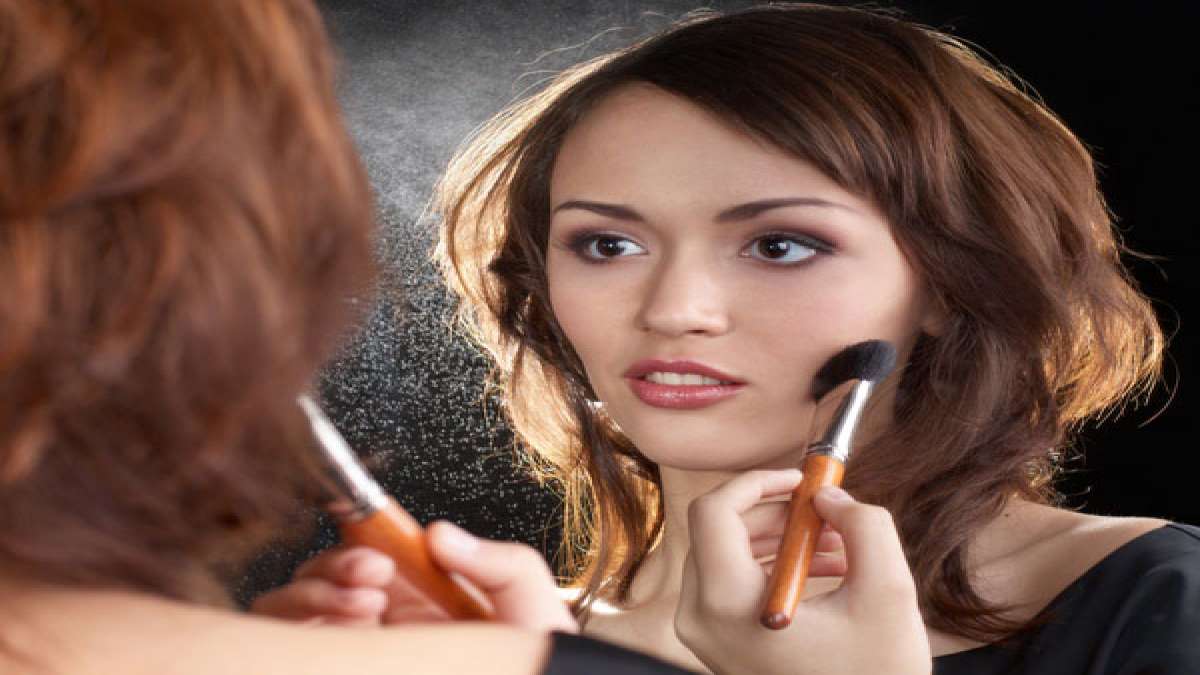 मेकअप करें लेकिन संभलकर ग्लो की जगह लेने के देने पड़ सकते हैं Makeup