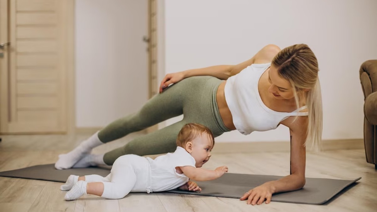 Mom Exercise With Baby: बेबी को पकड़कर मम्मी खुद को कैसे रखें फिट ...