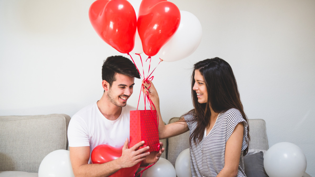 Valentine's Day Gift For Boyfriend in Budget: इस वैलेंटाइन डे को बनाएं स्पेशल, बॉयफ्रेंड को दें ...