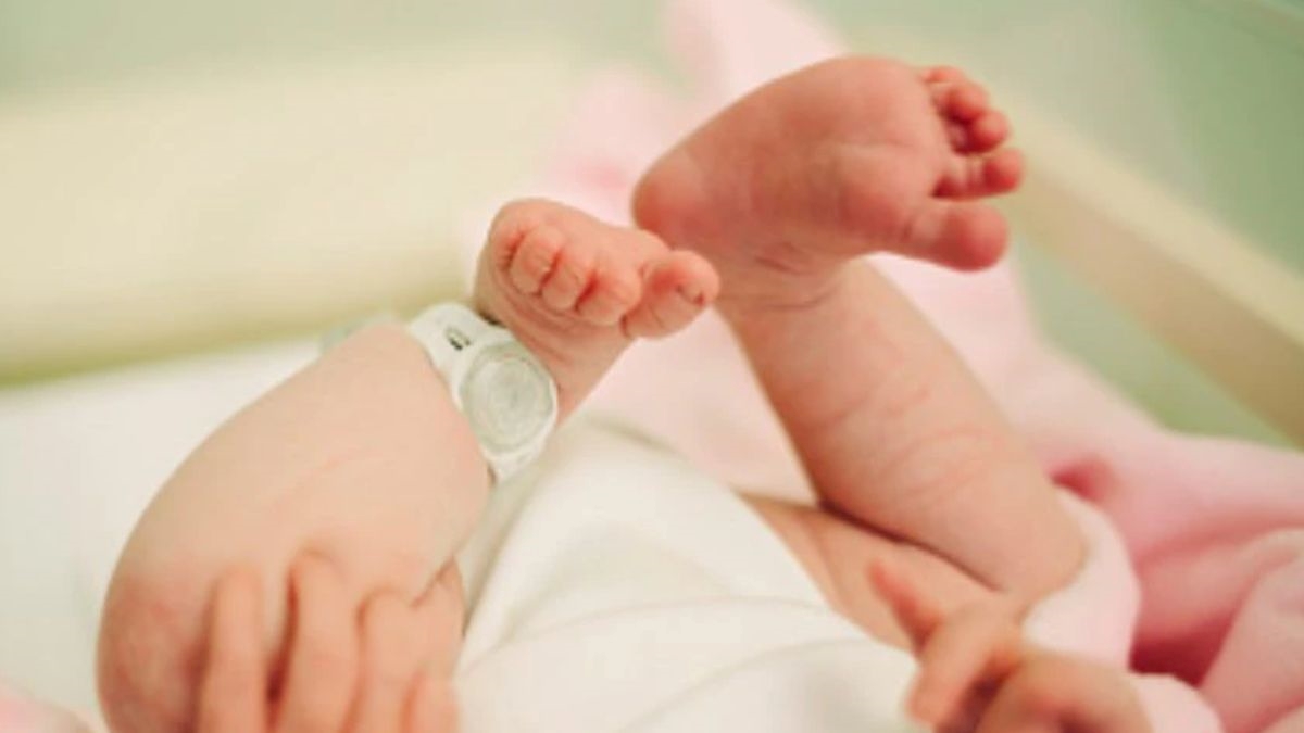 चीन में पूंछ के साथ पैदा हुआ मिरेकल बेबी डॉक्टर भी है हैरान इस