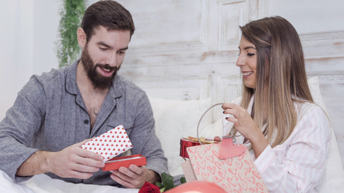 Happy Marriage Anniversary Gifts for Hubby: मैरिज एनिवर्सरी पर पति के लिए चुनें बेस्ट गिफ्ट ...